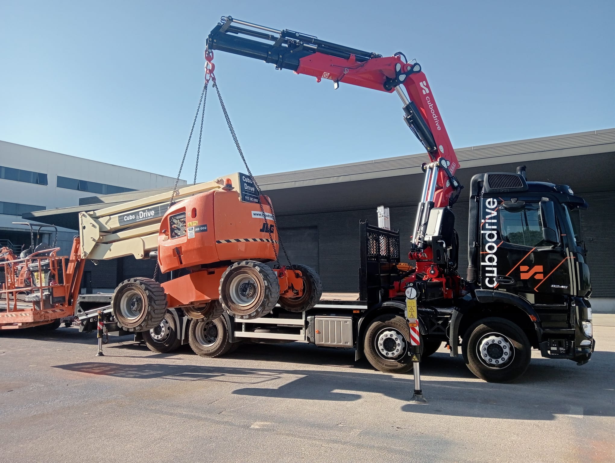 Transporte camião grua - Cubo Drive - Aluguer de equipamentos e veículos