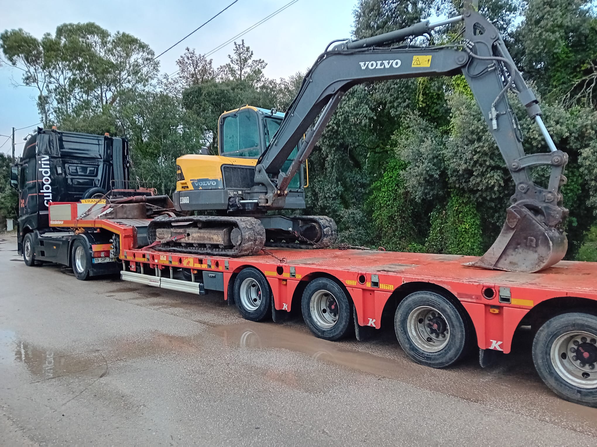 Transporte porta máquinas - Cubo Drive - Aluguer de equipamentos e veículos